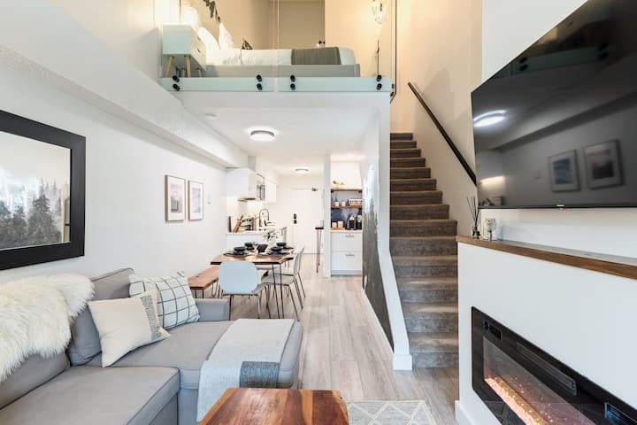 Cozy Renovated Loft With Pool & Mountain View - Whistler