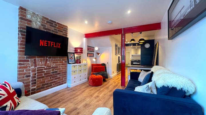 The Simms Suite | Stay Above A Famous Sweet Shop! - Worthing Beach