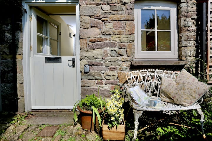 Village Centre Cottage Step Back In Time - Abergavenny