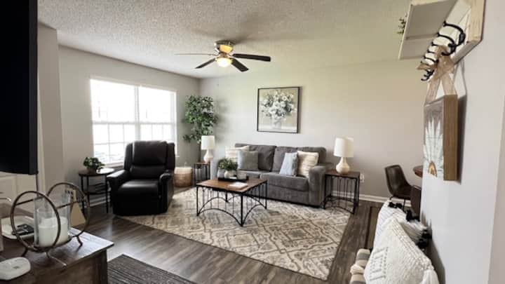 Urban Bliss
/2 Bedroom Plus Sleeper Sofa - Cleveland