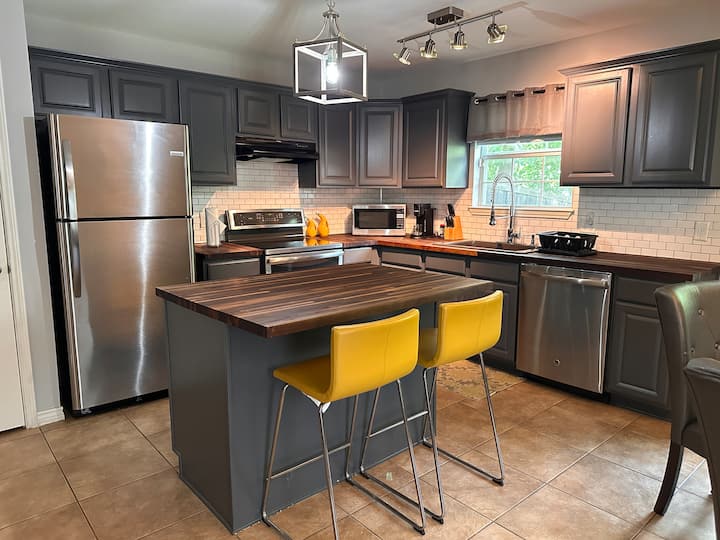 New Listing: Rustic Bishop Arts Cozy Home - Dallas Zoo, Dallas