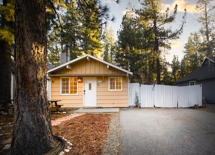 Cozy Retreat | Fire Pit•yard•pets•near Ski Resort - Big Bear, CA