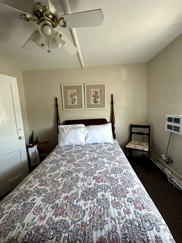 Bath Avenue - Room 15 - Belmar, NJ