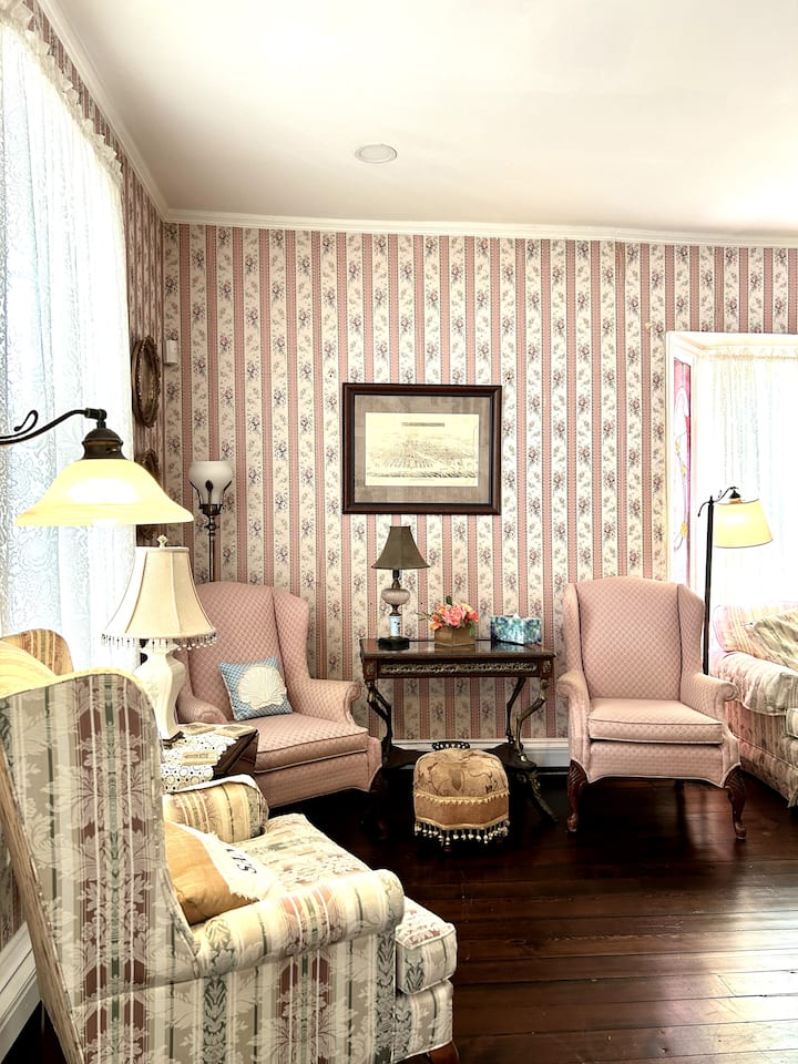 Bath Avenue - Room 15 - Belmar, NJ