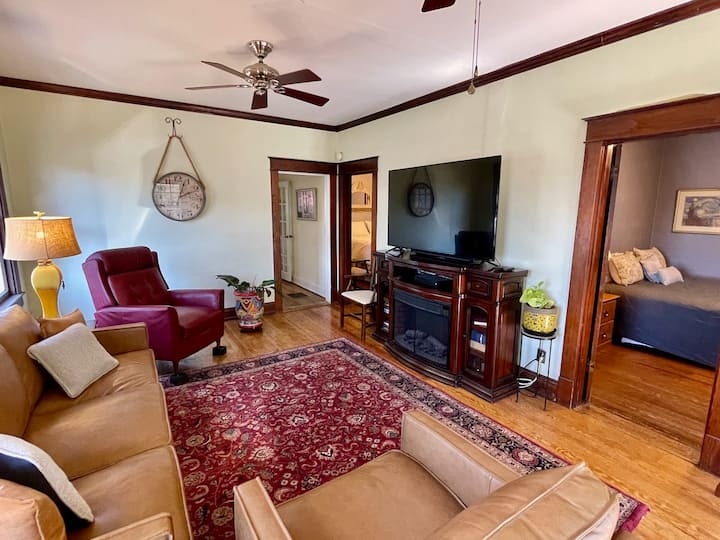 Downtown 5-br With Tropical Pool House Oasis - Charlottesville, VA