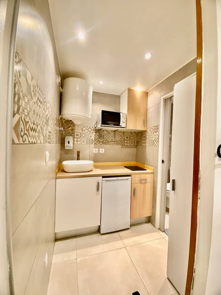 1 Apartamento Nuevo Frente Al Metro Con Baño 213 - Barcelona-El Prat Airport (BCN)