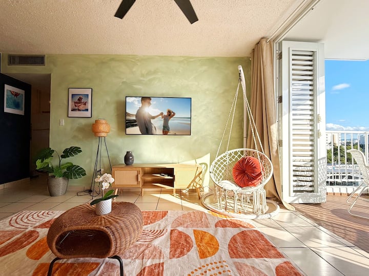 Beach Getaway W Pool + Balcony+parking! - San Juan