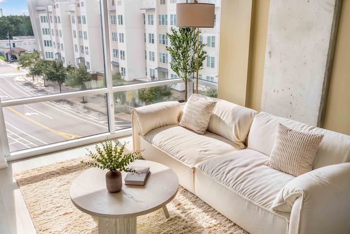 The Marianne® - Designer 1br Condo W/ Pool, Gym - Orlando