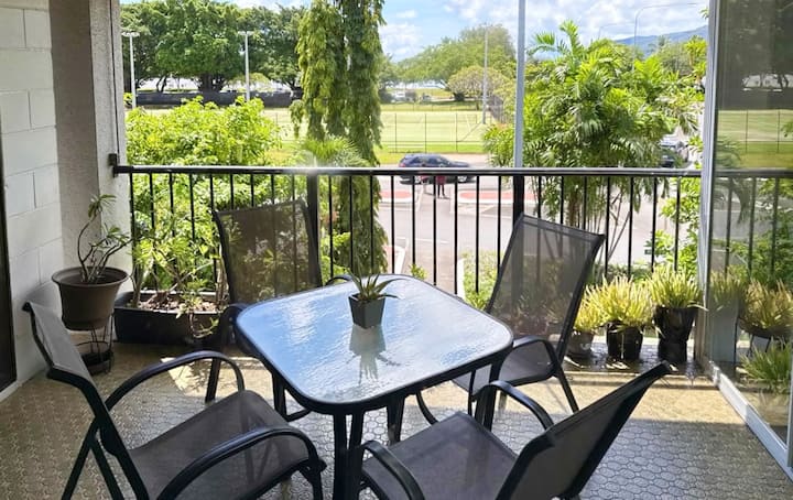 Charming Esplanade Views ~ 2bdrm 1bath Carpark - Cairns