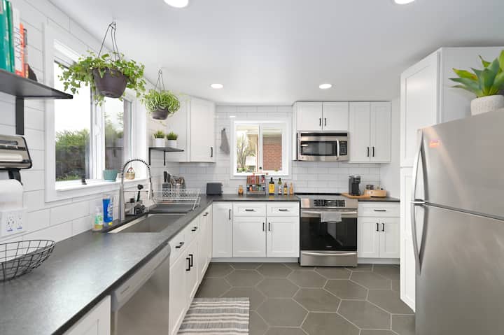 Mile-hi City Gem, Newly Renovated - Montbello - Denver