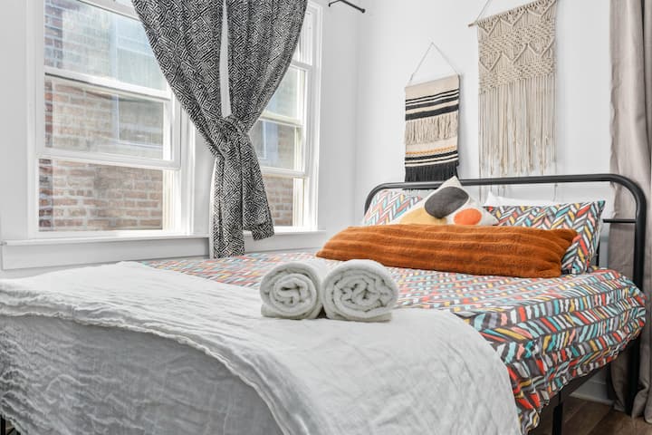 Relaxing Chicago Getaway Near Downtown | Couples - Chicago, IL