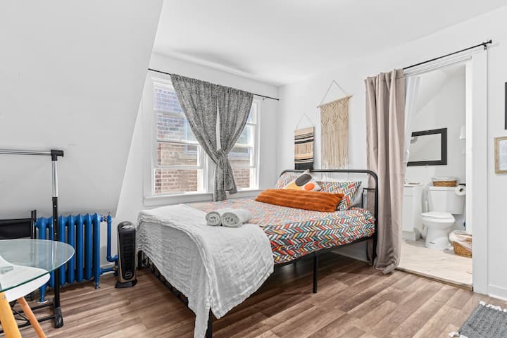 The Nest • Cozy Studio Hideaway - Chicago, IL