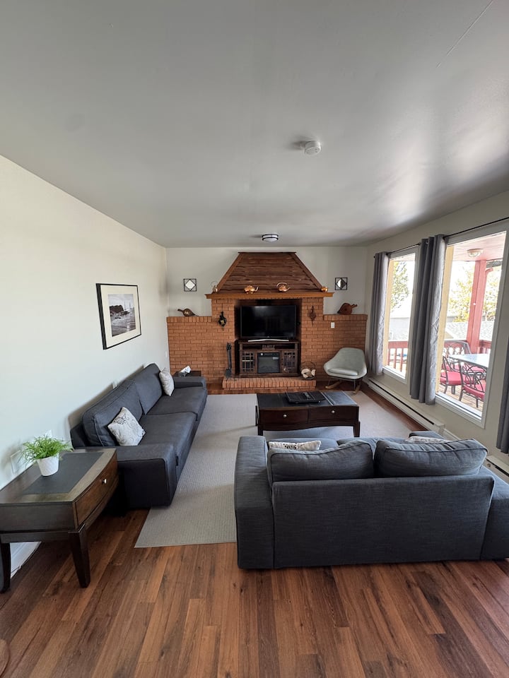 Charming 3-bedroom Lake Front Cottage With Pool - Kawartha Lakes