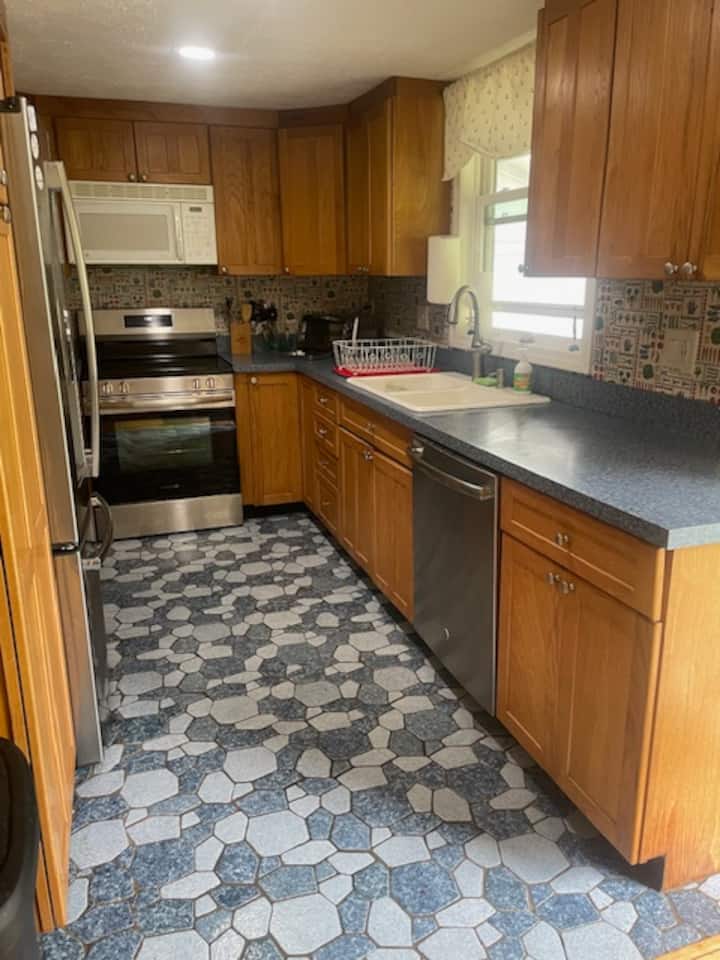 Private Quiet House Near Beach - Narragansett, RI