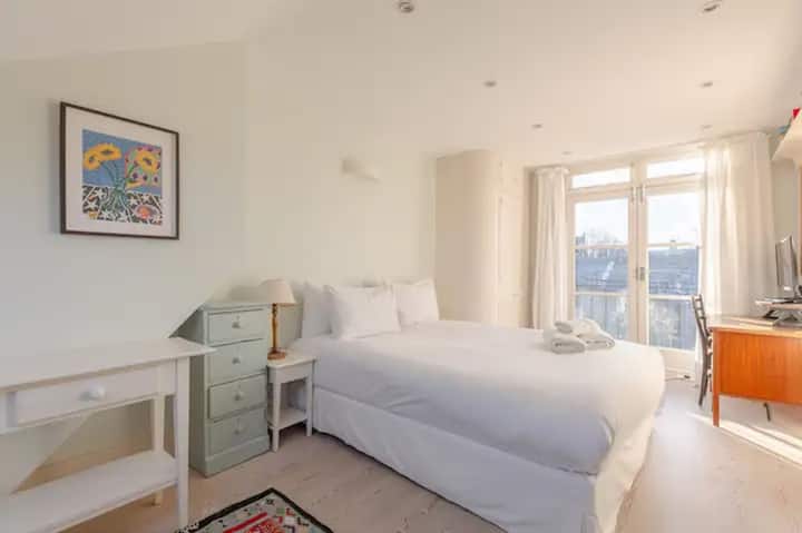Stylish Brackenbury Village Bedroom - Fulham