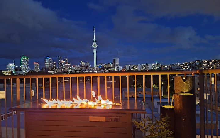 Stylish And Central Home With Stunning Views - Auckland