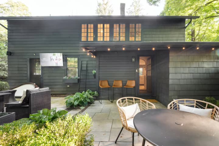 Bedford Paradise Getaway | Hot Tub | Town Center - Bedford, NY