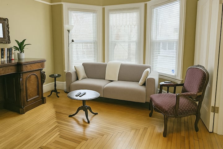Spacious 4-bedroom Historic Downtown Hot Tub - Moncton