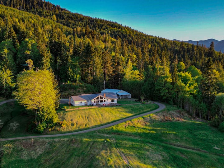 Aurora Haven: Zipline, Seaview, Game Room, Private - Port Angeles, WA