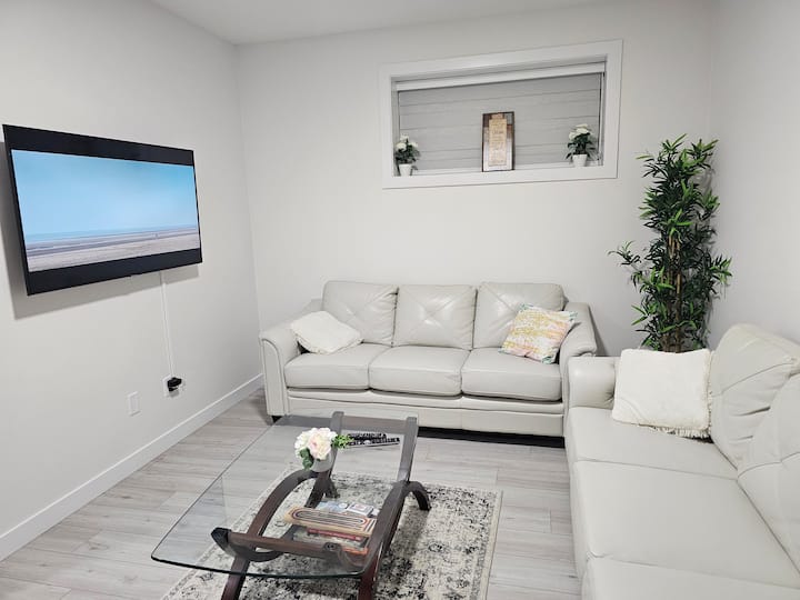 Bright & Elegent Guest Suite With 2bed/2bath - Edmonton