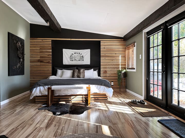 Wooded Acres Cottage With Firepit - Michigan