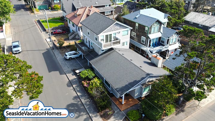 All Hands On Deck At Seaside Beach - Seaside, OR