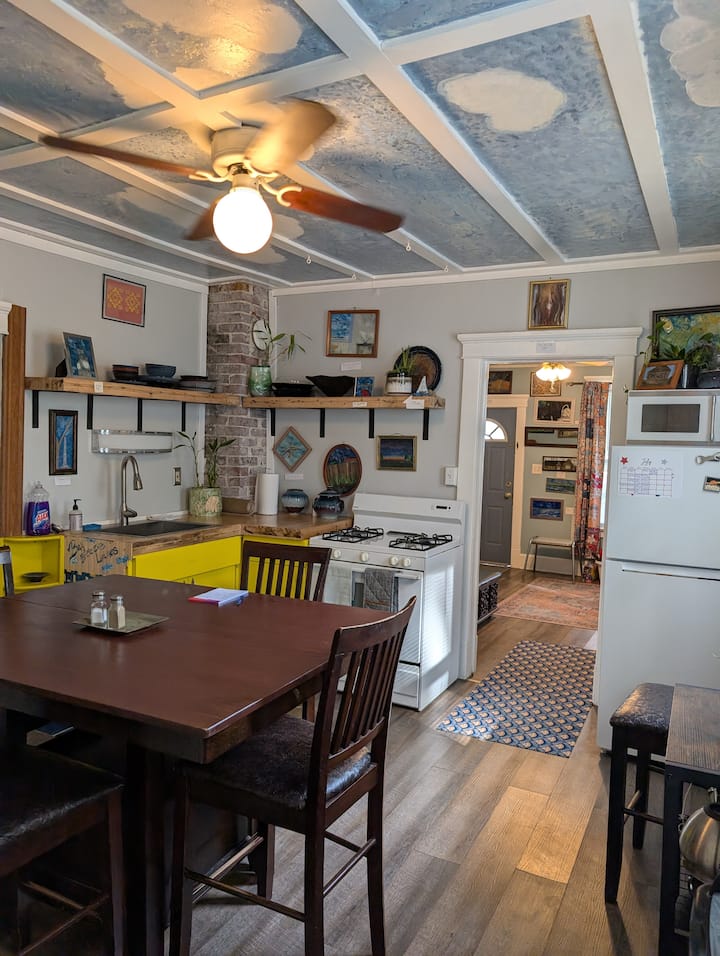 Bay Breeze Airbnb And Gallery - Erie, PA