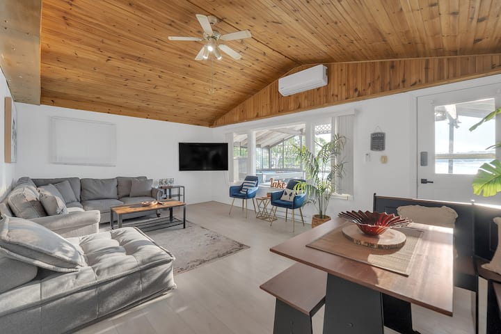 Lakeside Kawartha Lakes Cottage - Kawartha Lakes