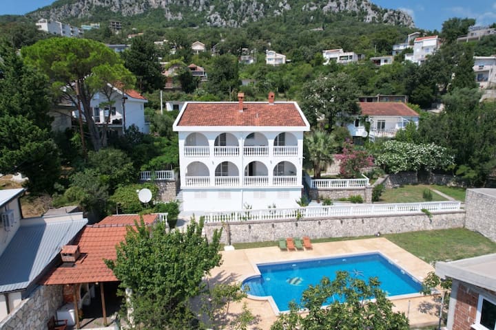Sunset Pool Retreat - Montenegro