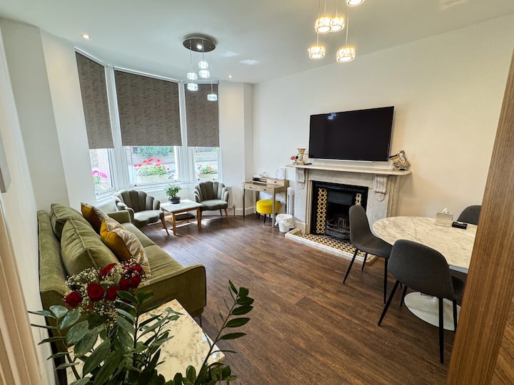 Newly Refurbished  2 Bd Apartment  - Kensington! - London