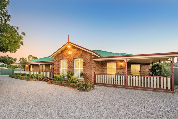 Resort Style Villa With Pool “Rest Easy Mudgee” - Mudgee