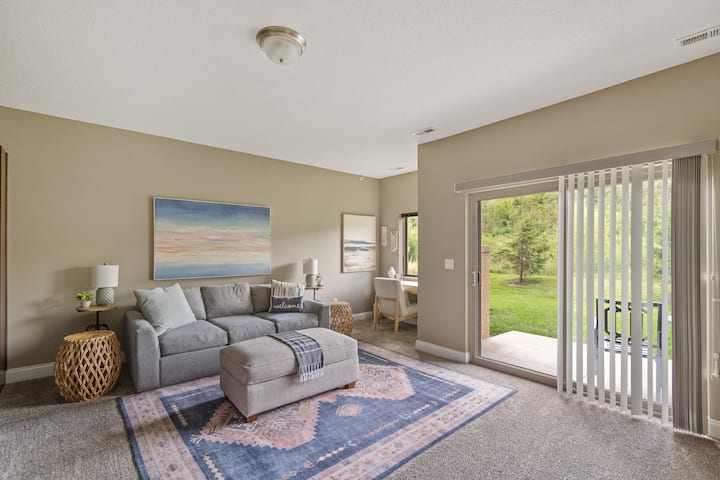 Coastal Cozy Private Scenic End Unit Ground Floor - West Des Moines, IA