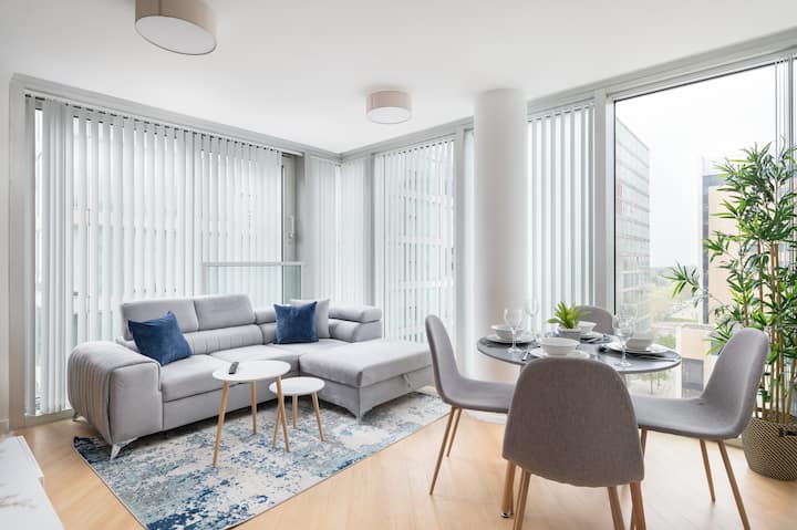 Stylish Apartment Steps From Shops & Dining! - Milton Keynes
