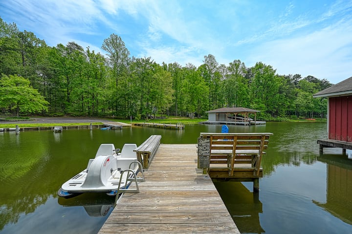 Family Getaway Sleeps 12, Salt Water Hot Tub - Bumpass, VA