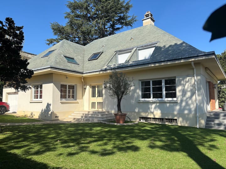 Espace Et Chambres Familiales Dans Grande Maison - Châtenay-Malabry