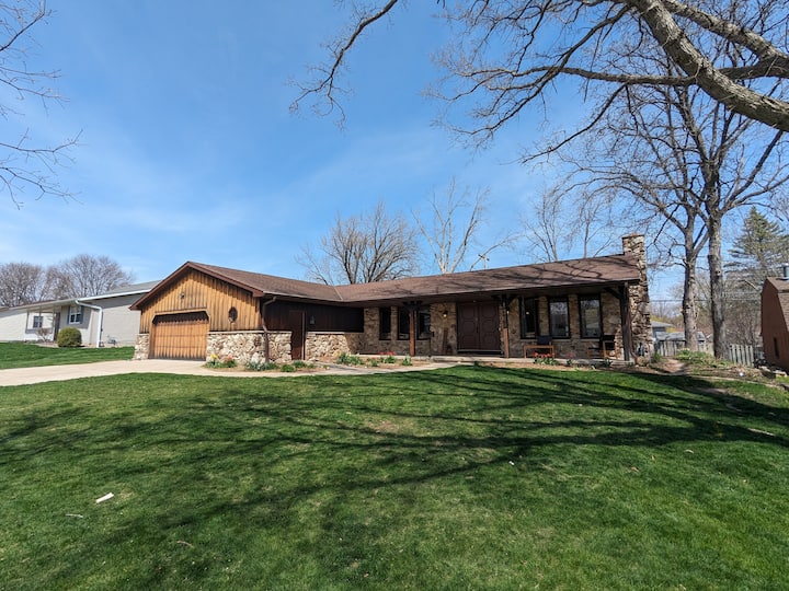 Holiday In Green Bay! *5 Minute Walk To Lambeau* - Green Bay, WI