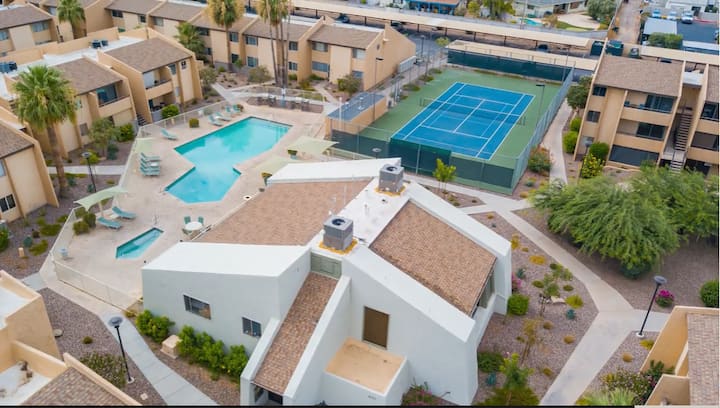 Scottsdale Oasis: Pool, Hot Tub, Pickleball, More! - Scottsdale, AZ