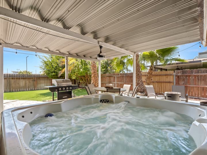 Hot Tub | Fire Pit | Bbq | Massage Chair | 3 Bed - Clovis, CA