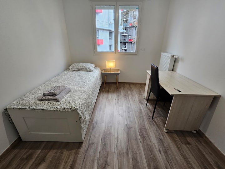 Chambre Dans Un Appartement De Deux Chambres - Grenoble
