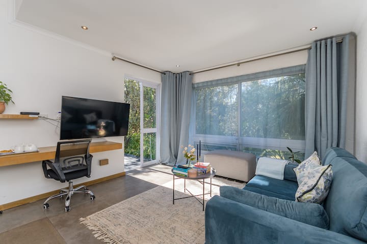 Spacious Hotel Type Living-5 Mins To Sandton City- - Sandton