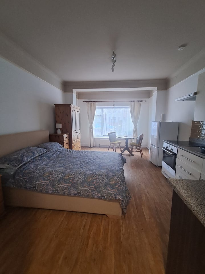 Bright Self-contained Apartment - Highcliffe