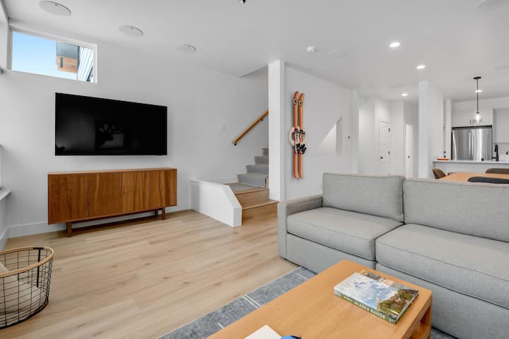 Mountain Goat Townhouse - Anchorage, AK