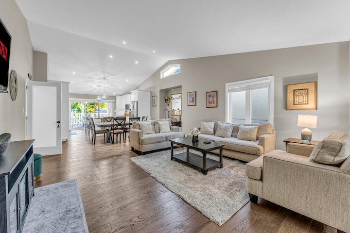 Luxury Home I Mins From Falls I Pool & Pong Table - ナイアガラ・フォールズ