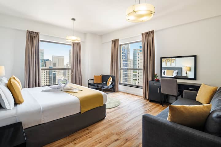 Spacious 3+1br Apt With Stunning Marina View Injbr - Dubai