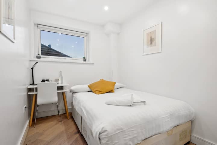 Private Central Room In London - London