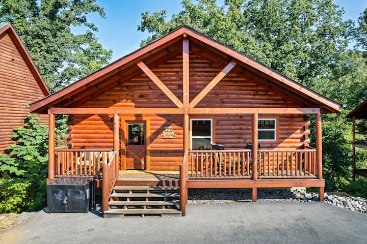 Grill, Game Room, Hot Tub, 2 King Suites! - Sevierville, TN