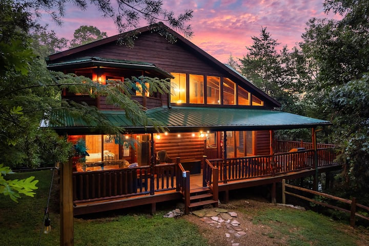 Cozy Cabin Near Leconte Center-hot Tub & Fire Pit - Pigeon Forge, TN