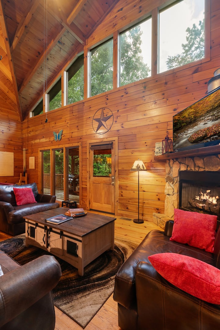 Family Cabin Near Dollywood Hot Tub Sleeps 12 - Pigeon Forge, TN
