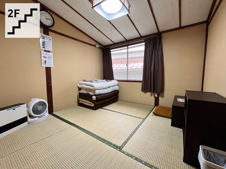 Japanese Style Tatami & Futon Single Room - Takayama