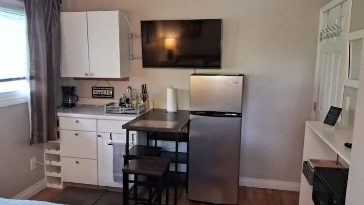 Superior Queen Studio 1bath (Detached)+kitchenette - Spokane, WA